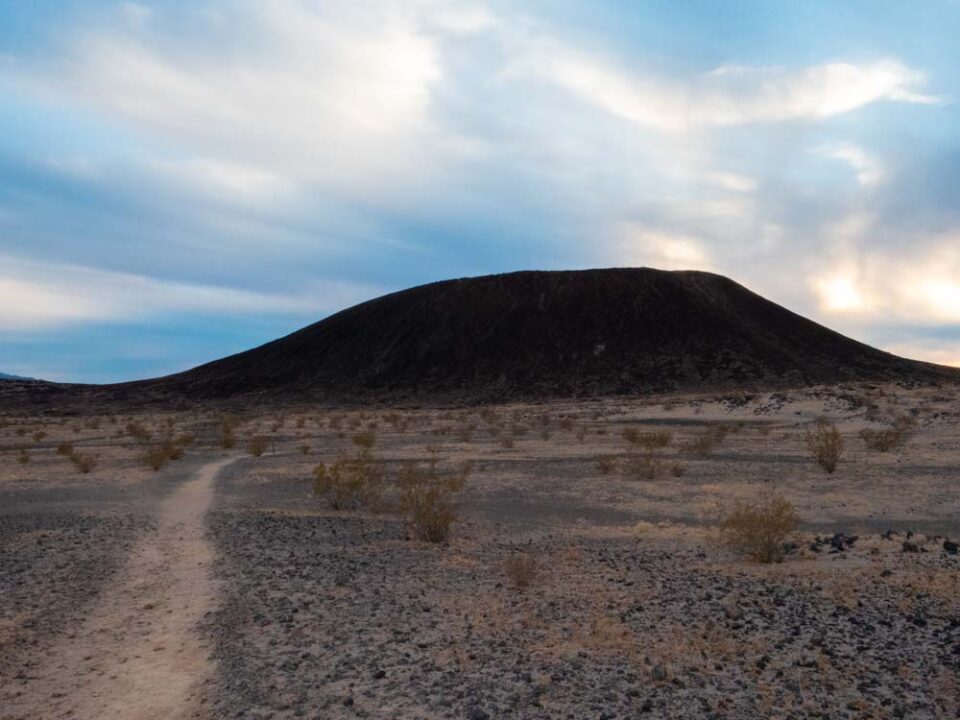 How to hike Amboy Crater California (Extinct Cinder Cone Volcano ...