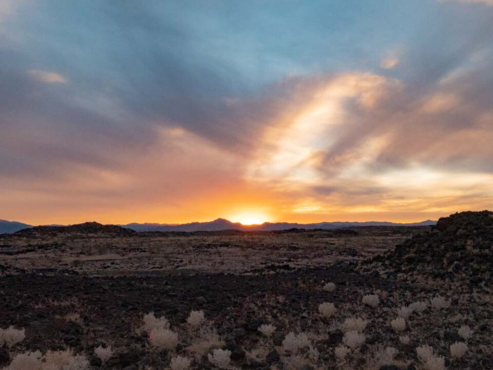 How to hike Amboy Crater California (Extinct Cinder Cone Volcano ...